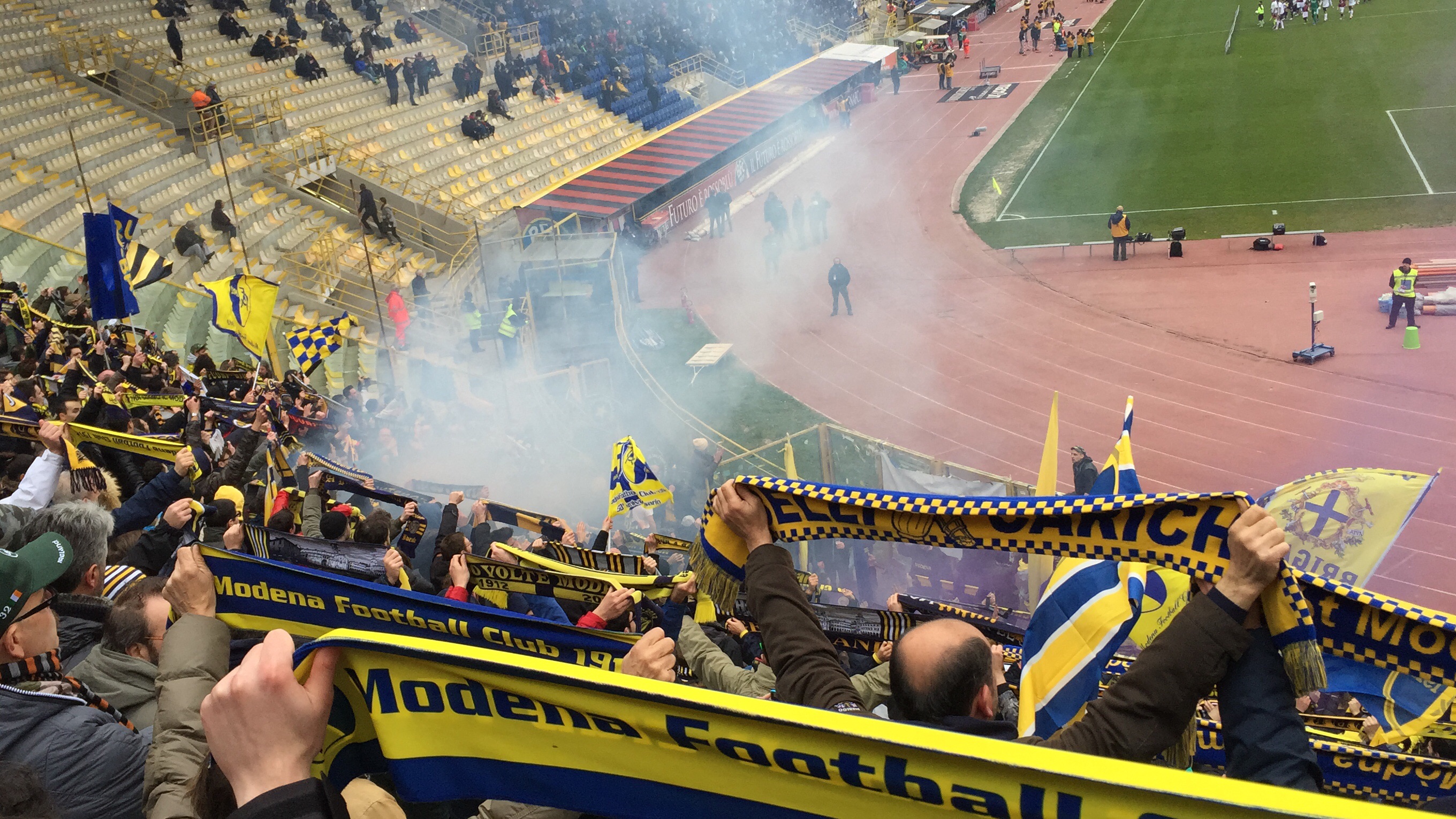 Bologna-Modena, la fotogallery dei tifosi presenti al Dall'Ara per il ...